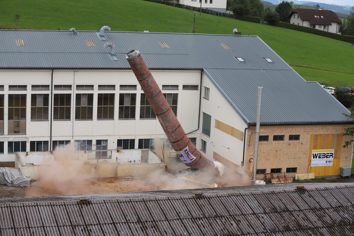 ÜBER 50 JAHRE ALTER MOLKEREI-SCHLOT IM ZUGE EINER SPRENGÜBUNG GESPRENGT ...